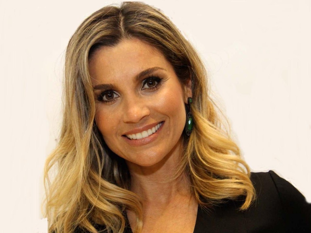 Flávia Alessandra faz 40 anos, vê as mudanças de visual ao longo dos anos