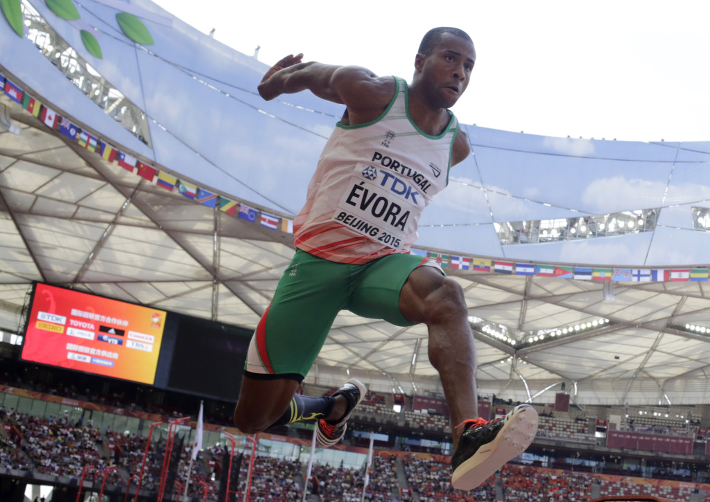 Nelson Évora conquista bronze em Pequim
