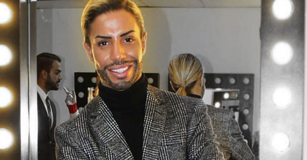 Carlos Costa rasga Tatiana pelas costas
