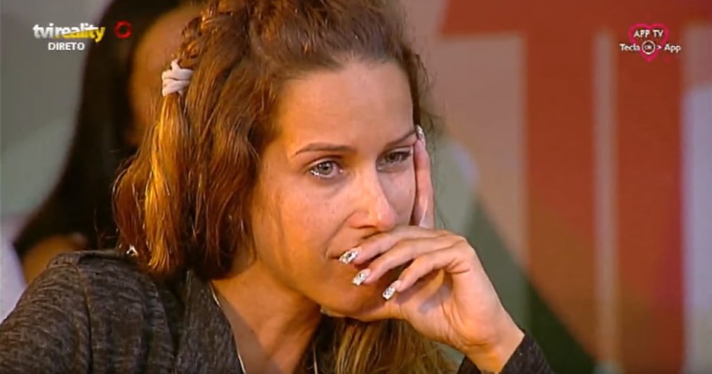 Érica Silva fica em lágrimas