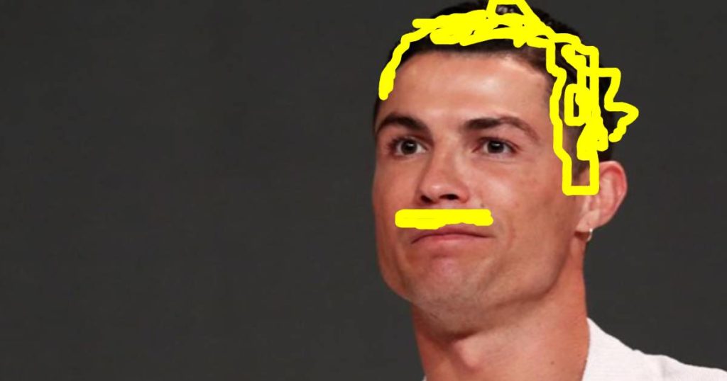 Cristiano Ronaldo de careca e de bigode