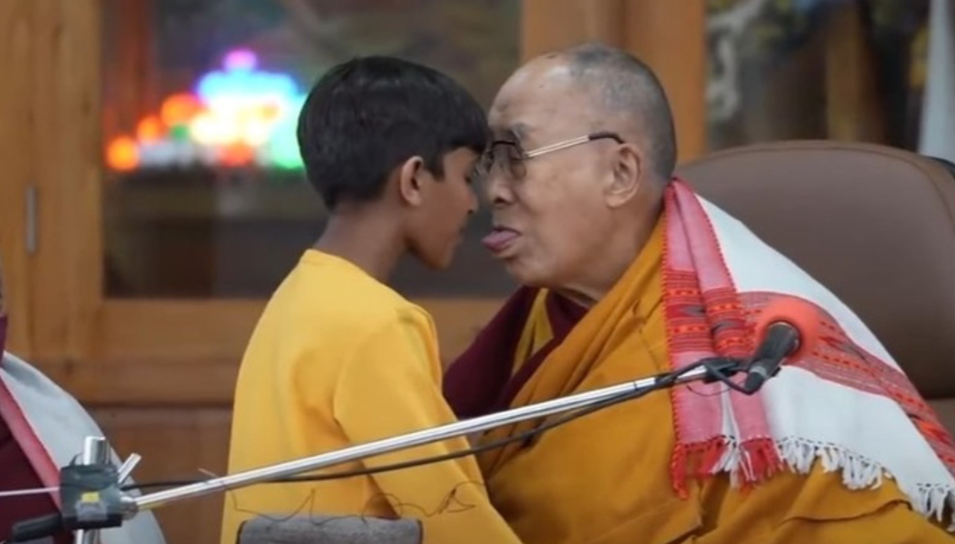 Dalai Lama pede desculpa após pedir a criança para lhe chupar a língua