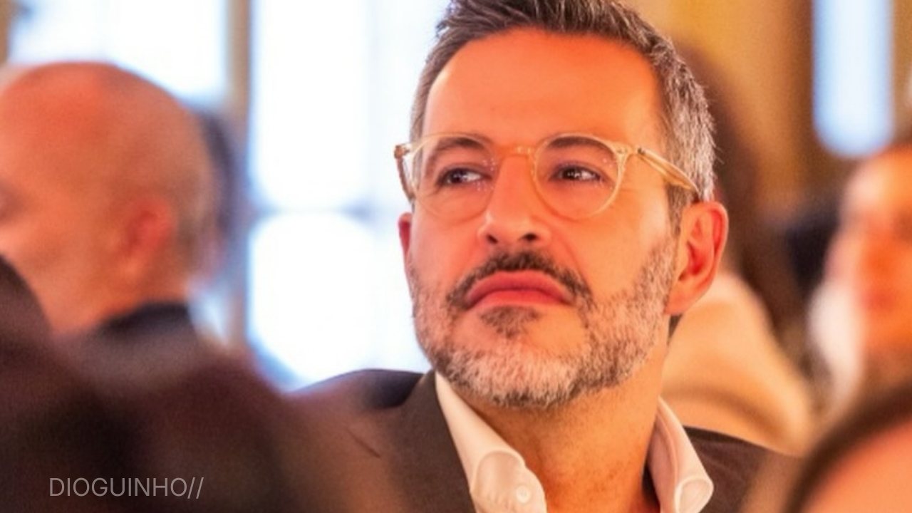Pedro Benevides surpreende no ‘Em Família’ vestido de urso branco